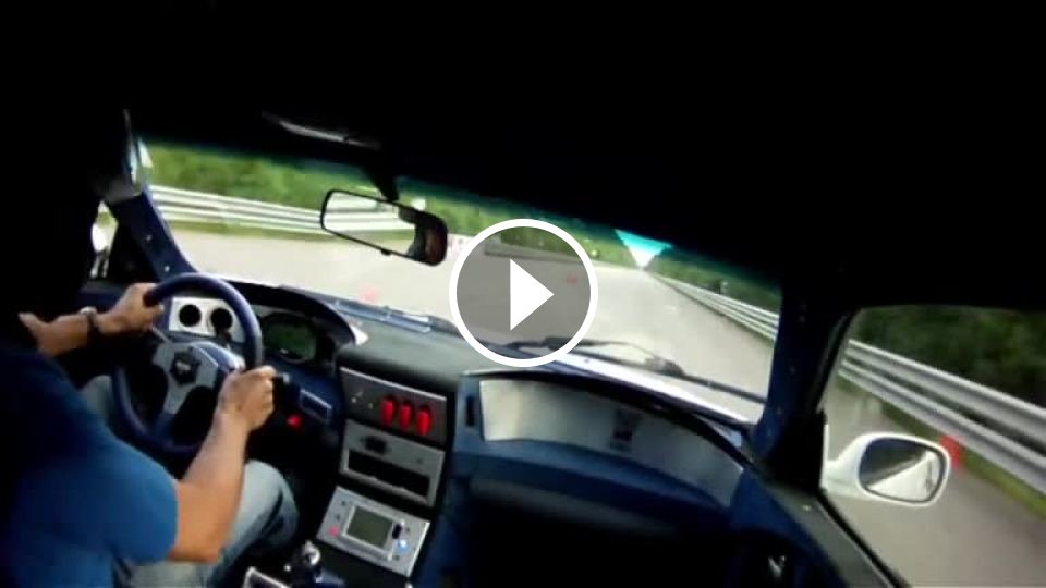 Bugatti Veyron vs. Nissan Skyline GT-R R34 - Mojevideo