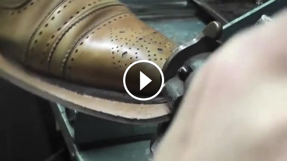 Obuvník vymieňa podošvu na topánkach Jeffery West - Mojevideo