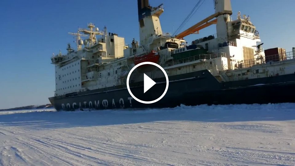 Rybárov na rieke vyrušil jadrový ľadoborec (Rusko) - Mojevideo