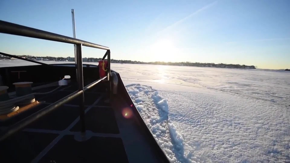 Ľadoborec pobrežnej hliadky mal veľmi veľa práce (Boston) - Mojevideo