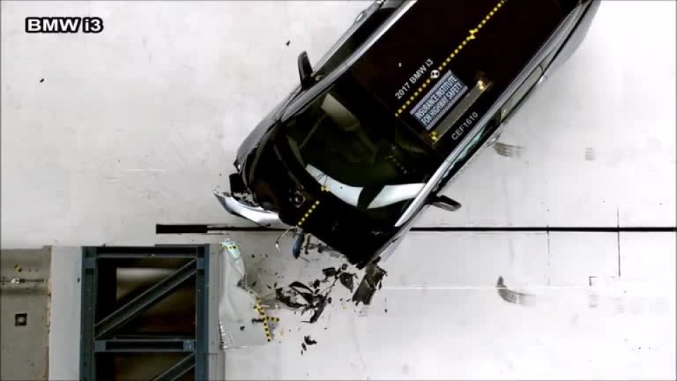 BMW i3 Vs Tesla Model S - Crash test - Mojevideo