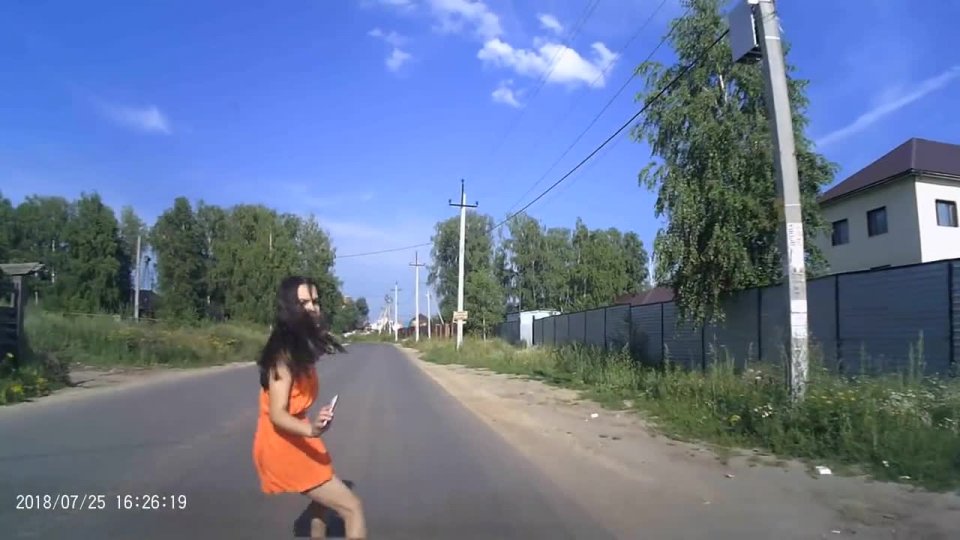 Hlavne že mala v ruke mobil - Mojevideo