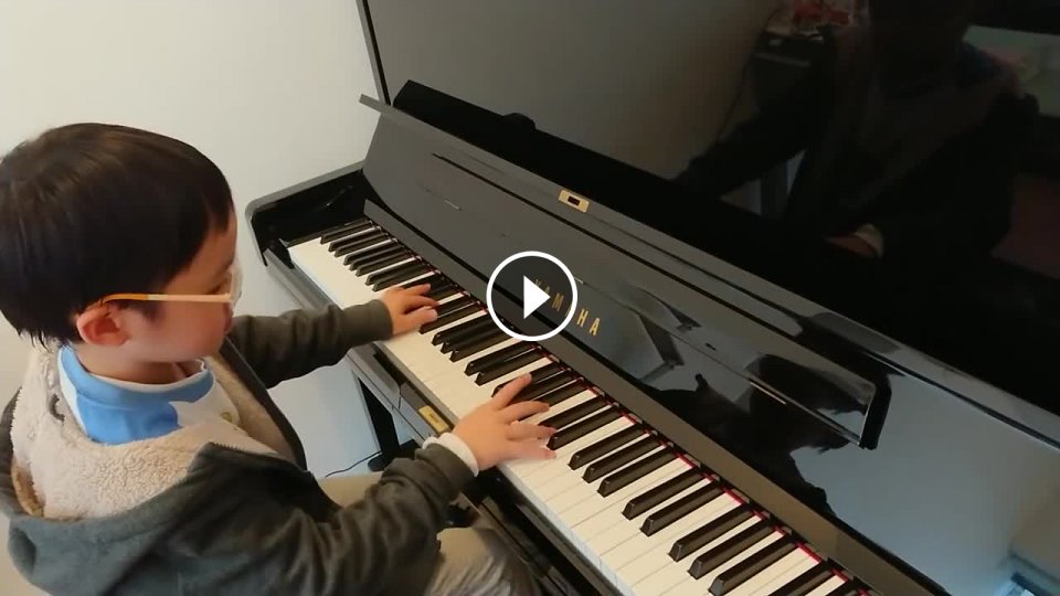 Jonah Ho (7) hrá na klavíri ako virtuóz - Mojevideo