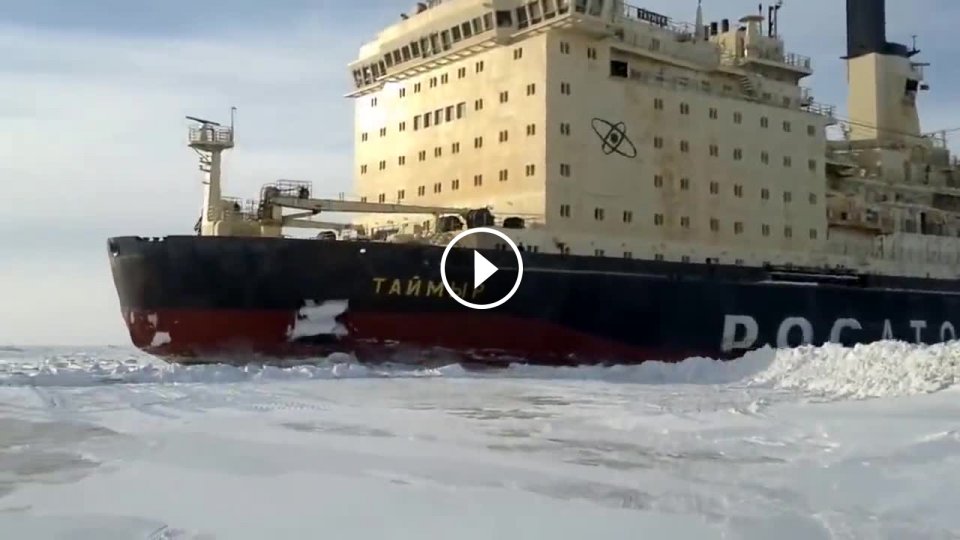 Ruský ľadoborec seká hrubý ľad Arktídy - Mojevideo