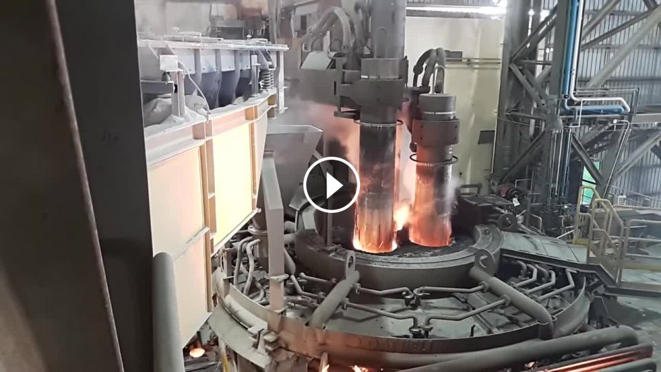 Elektrická oblúková pec v prevádzke - Mojevideo