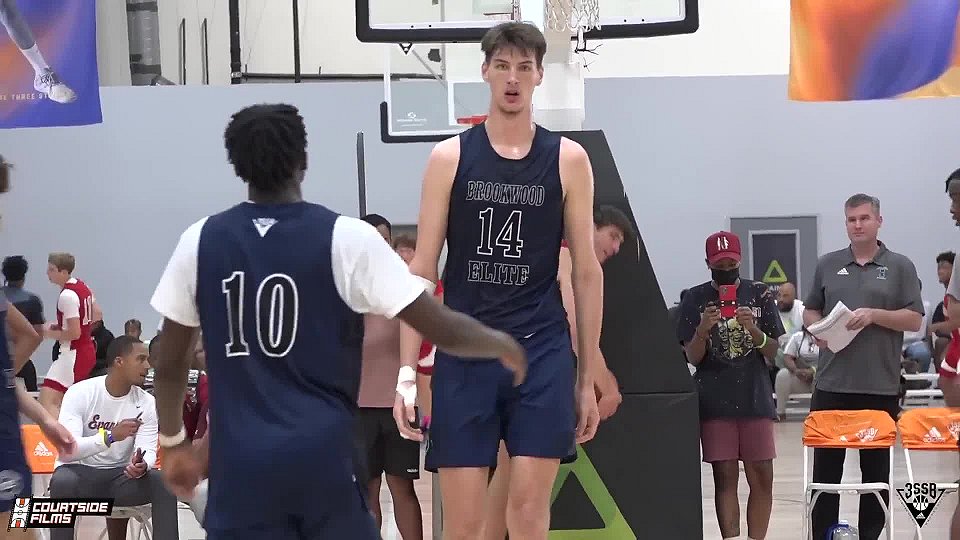 Olivier Rioux má 17 rokov a meria 228,6 cm, je najvyšším tínedžerom ...