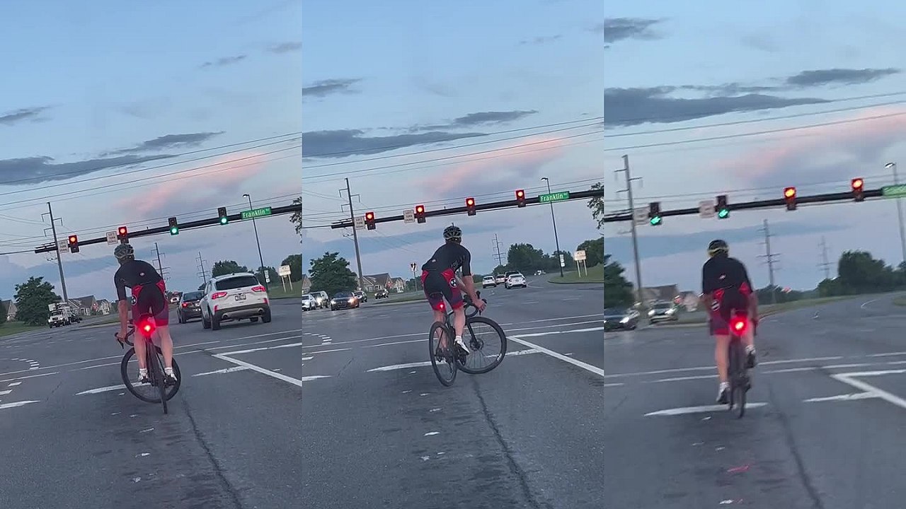 Ten cyklista teda má rovnováhu! - Mojevideo