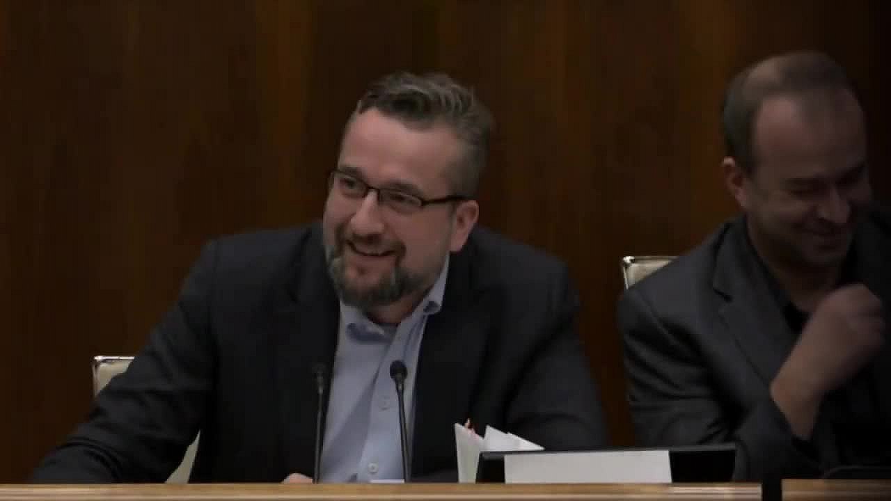 Jožo Pročko robil komédie v parlamente. Potreboval sa napiť - Mojevideo