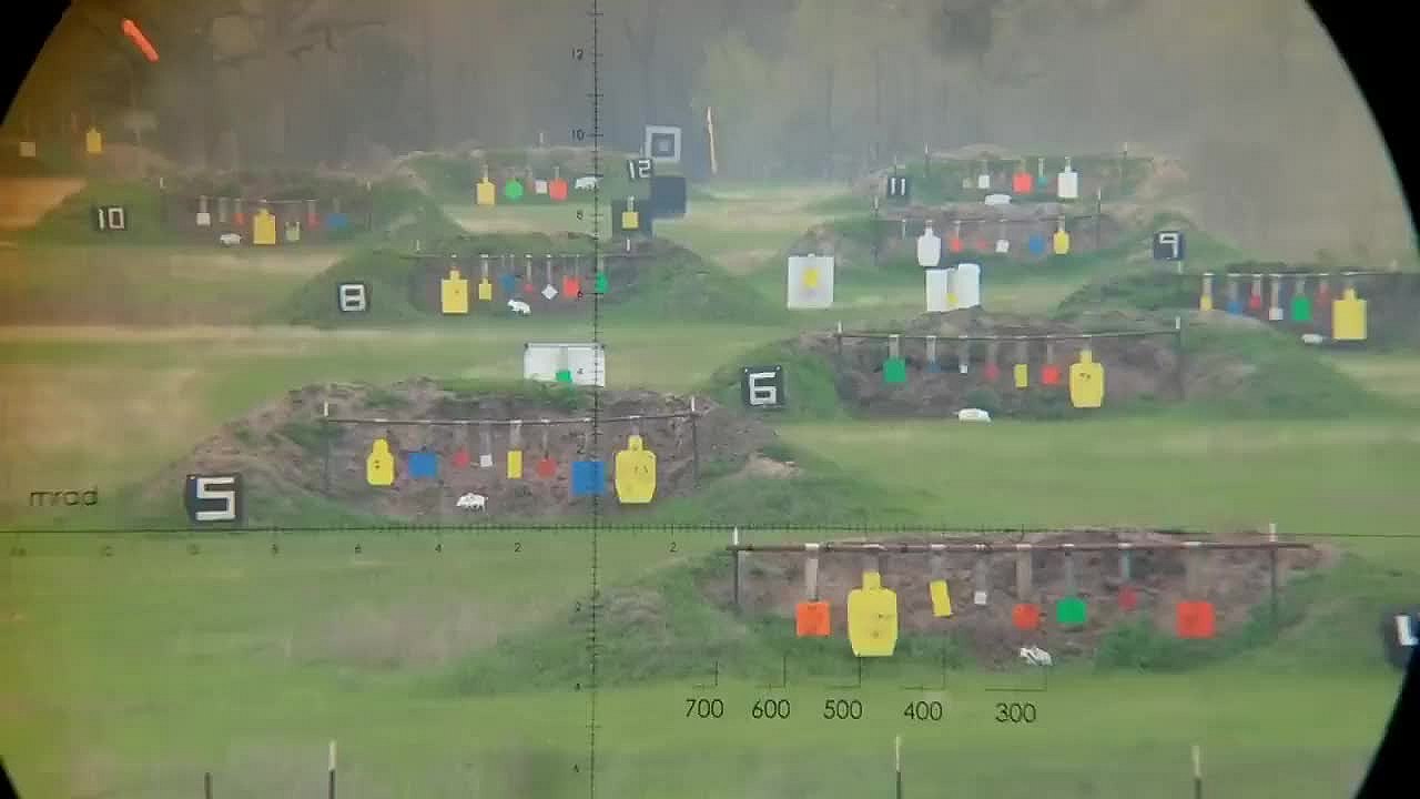 Streľba z rôznych strelných zbraní na ciele so svietivým strelivom ...