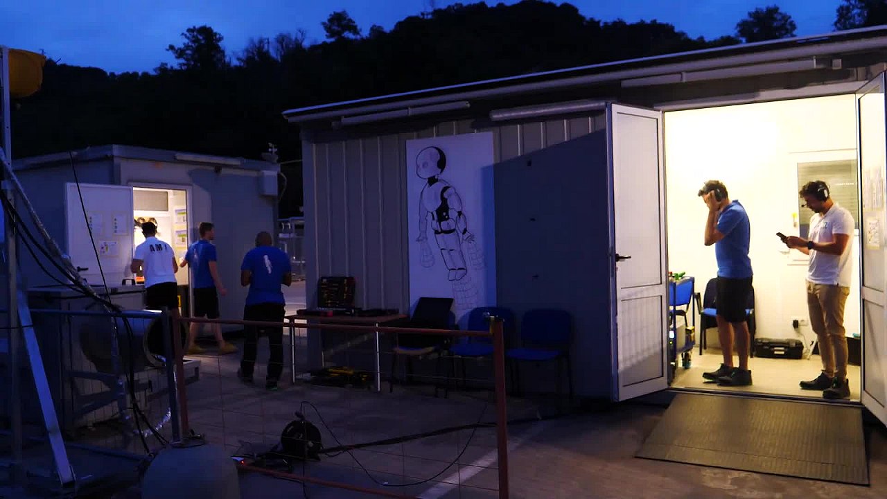 IRonCub3 - taliansky robot s jetpackom - Mojevideo