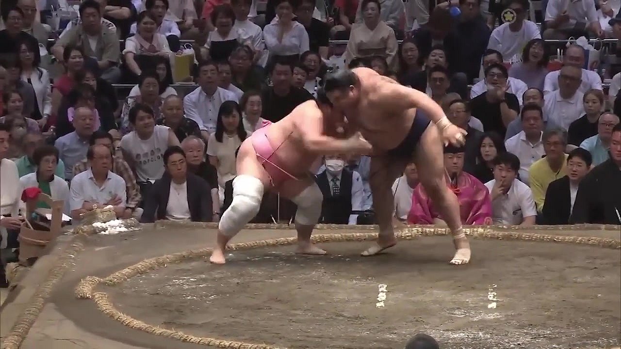 Sumo zápasník Ura Kazuki (142 kg) vs. väčší zápasník Takayasu Akira (176 kg) - Mojevideo