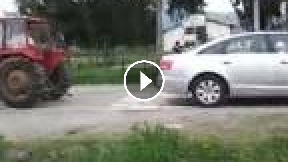 Audi A6 vs. traktor - Mojevideo